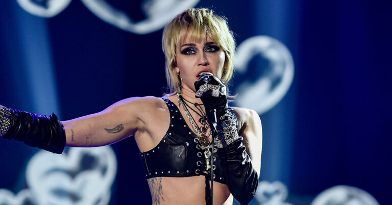 Miley Cyrus Breaks Down While Performing ‘wrecking Ball “it Never