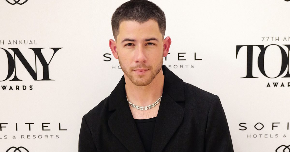 NIck Jonas Rushed Off Stage Mid-Concert as Laser Pointer Grazes his ...