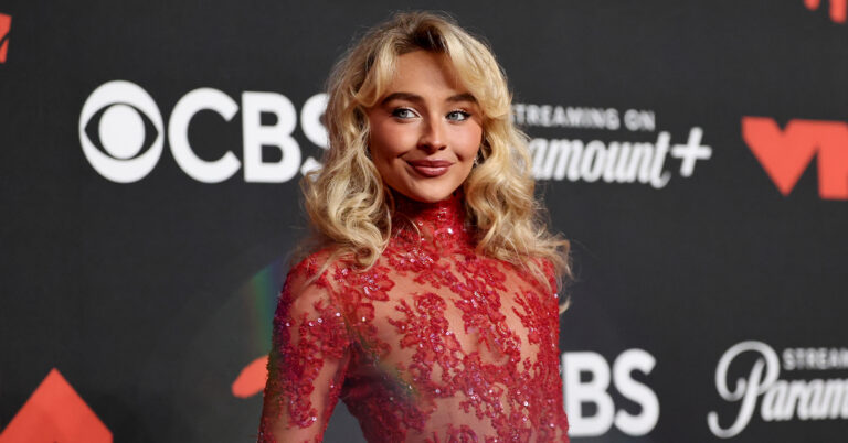 Sabrina Carpenter Kicks Off Second North American Leg of Short n Sweet ...